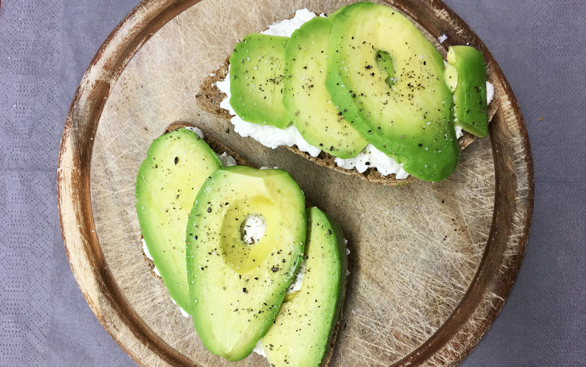 Frisches Brot mit Avocado - alles andere als langweilig